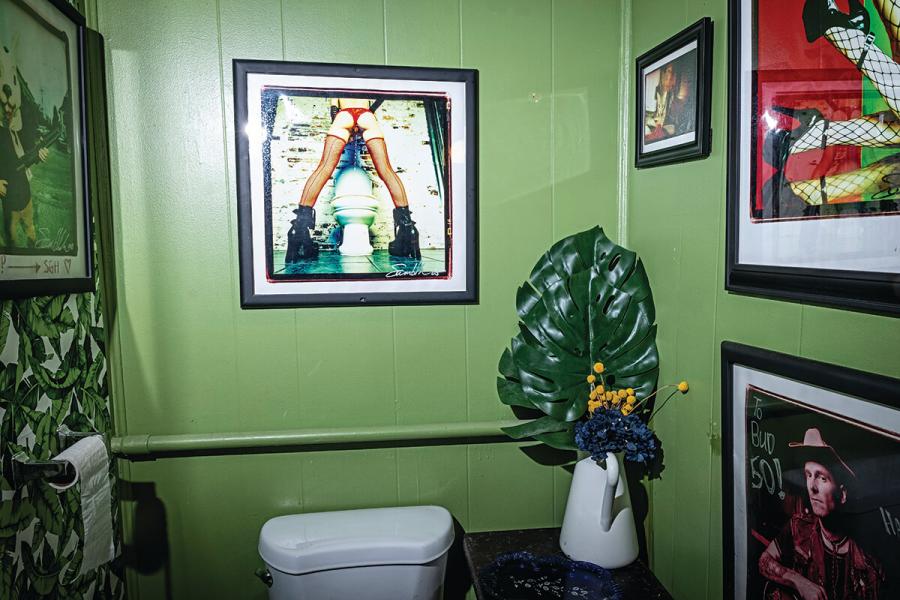 With Plenty of Booze and Butter, Peter’s Inn is Quintessential Baltimore