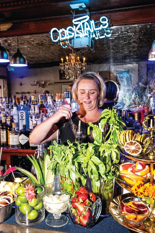 With Plenty of Booze and Butter, Peter’s Inn is Quintessential Baltimore