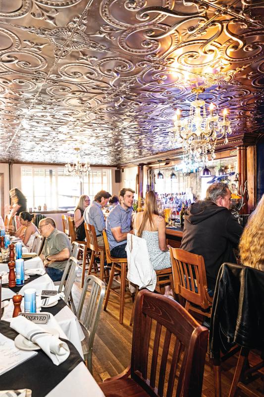 With Plenty of Booze and Butter, Peter’s Inn is Quintessential Baltimore