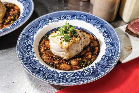 With Plenty of Booze and Butter, Peter’s Inn is Quintessential Baltimore